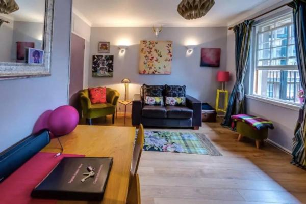 Joivy Stylish Castle View Flat With Balcony - Edinburgh Waverley station