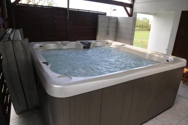 Joli Bungalow Avec Jacuzzi Chez Roberto - Guadeloupe
