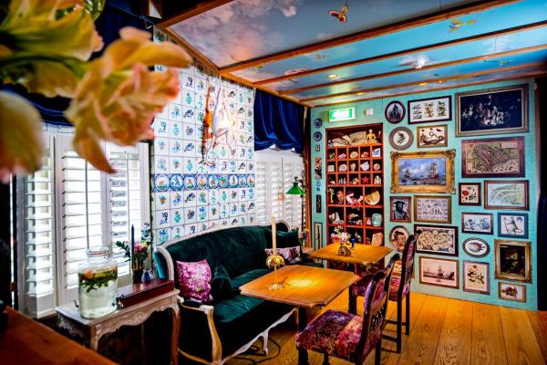 Rosalia's Menagerie Cocktail Bar & Innupstairs - Zaandam