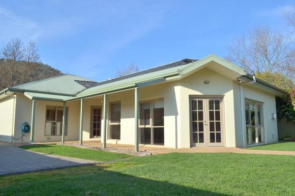 20 Mountbatten Ave, Bright - Bright