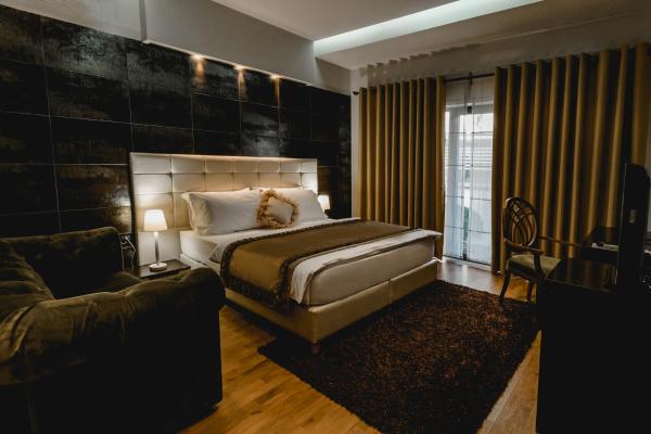 Space, Bright And Luxurious Stay In The Center - Tirana