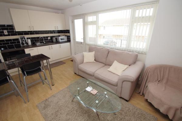 2 Bed Apartment W/private Access To 7 Miles Of Sandy Beach - Sleeps 4 - Weston-super-Mare