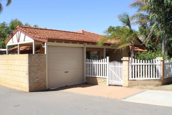 Geraldton Luxury Retreat 2 With Free Streaming - Geraldton