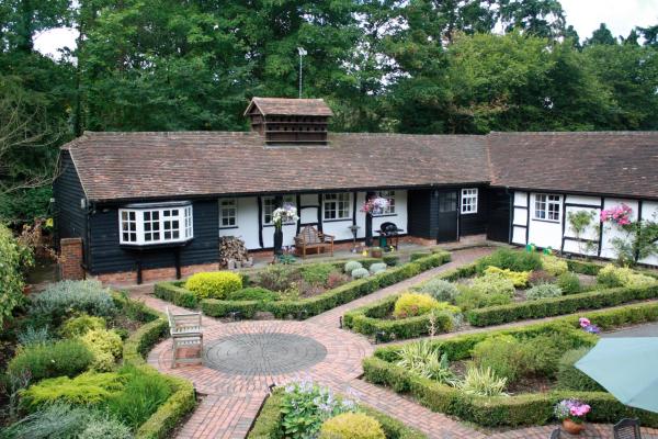 White Lodge Cottage - Woking
