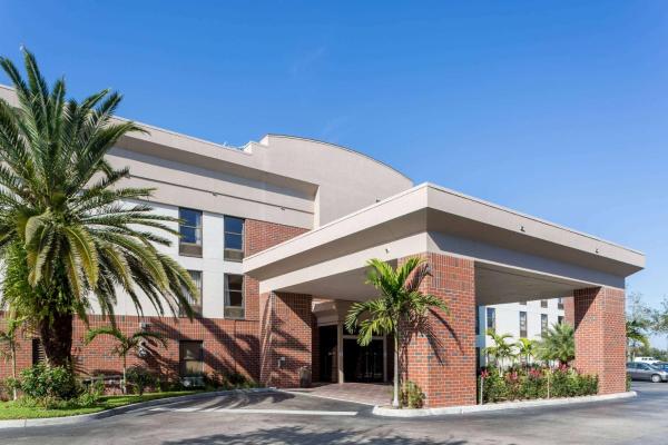 Days Inn & Suites By Wyndham Fort Myers Near Jetblue Park - Lehigh Acres, FL