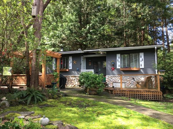Sticks And Stones Cottage-arbutus Grove - Galiano Island