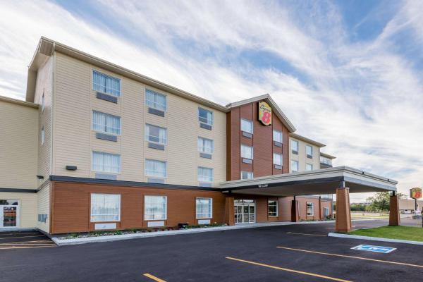Super 8 By Wyndham Mont Laurier - Mont-Laurier