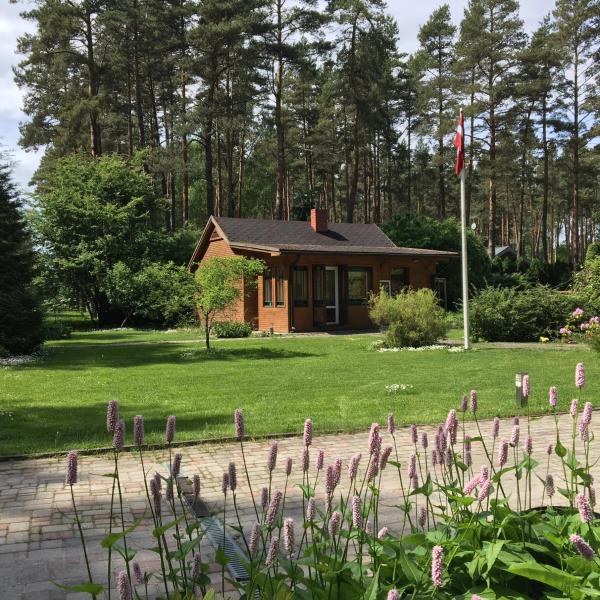 Forest House With Outdoor Hot Tub - Łotwa
