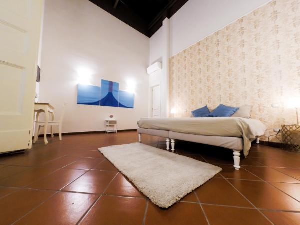 Domus Donnaregina Apartments - Napoli, İtalya
