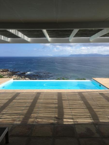 La Petite Baleine Seafront Villa With Pool - Gansbaai