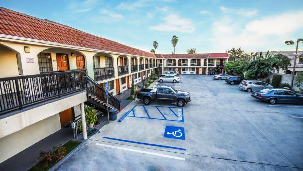 2qns-2 Queen Beds Non Smoking - Burbank, CA