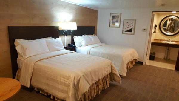 Stucco Lodge - Bangor, ME