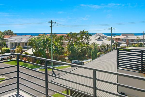 This Large And Airy Tri-level Home Offers The Pinnacle Of Beachside Living - Lennox Head
