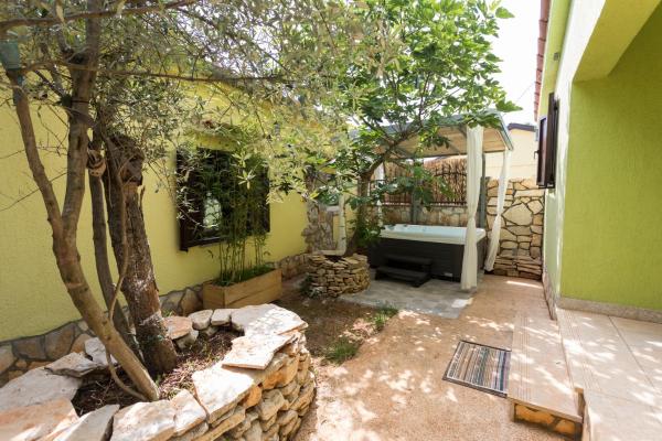 Green House Peroj, Wi-fi, Free Parking, Garden, Hot Tube, Pet Friendly - Alps