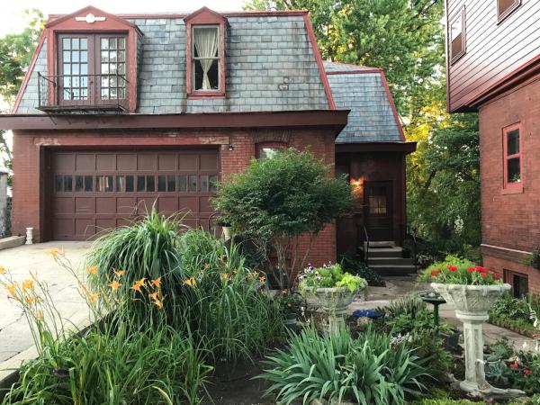 Vineyard Mansion Carriage House - Saint Joseph, MO