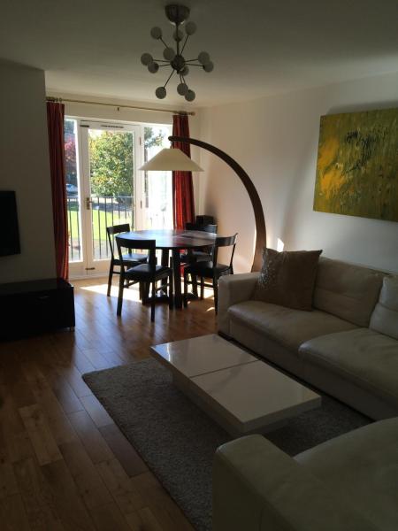 Beautiful Kingston Apartment - 엡솜
