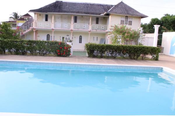Country Manor Apartments - Jamaïque