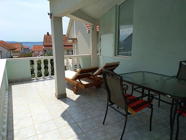 Apartments Otok - Okrug Gornji