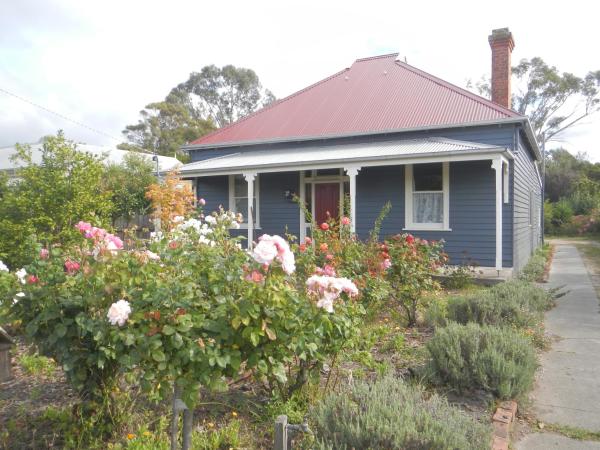 Yarram Cottage: Art And Accommodation - Port Albert