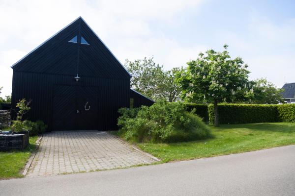Træhus Med Får Tæt Ved Fjorden/havet Og Tipperne - Denmark