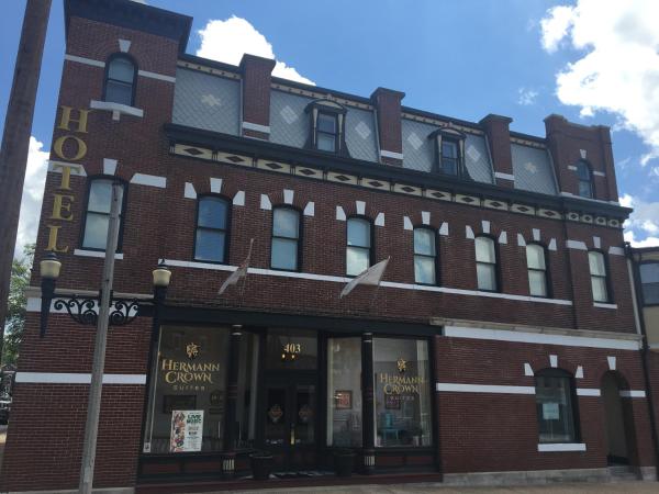 Hermann Crown's Flower Suite, Right Downtown! - Hermann, MO