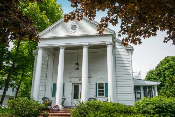 Anne's White Columns Inn - Maine