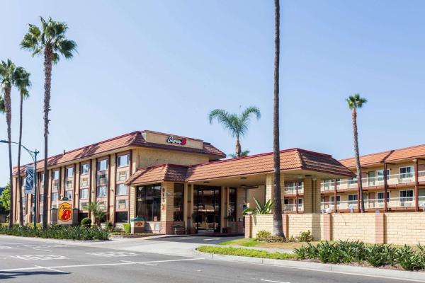 Super 8 By Wyndham Anaheim/disneyland Drive - Huntington Beach, CA