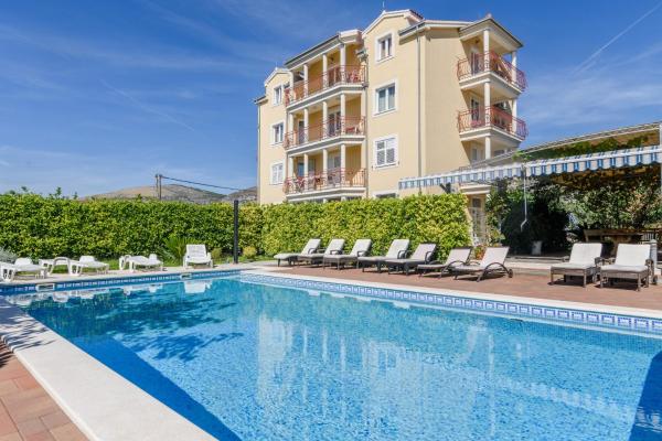 Family-friendly Apartments With Swimming Pool Trogir - 16509 - Croatia