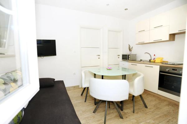 Apartments Dora - Arbanija