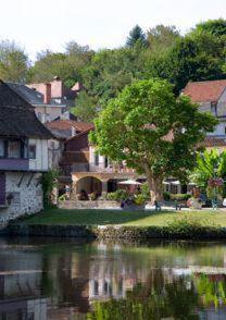 Logis Hotel Les Flots Bleus - Beaulieu-sur-Dordogne