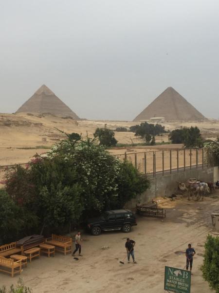 Authentic Pyramid Lifestyle Apartment - Giza