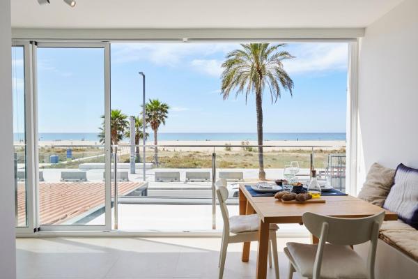 Sunny Beachfront Escape - Castelldefels