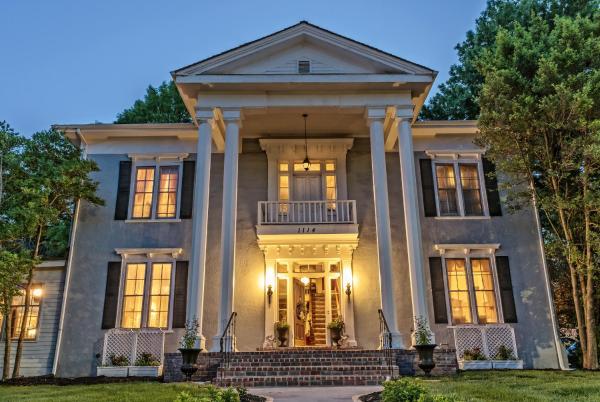 Silver Heart Inn & Cottages - Independence, MO