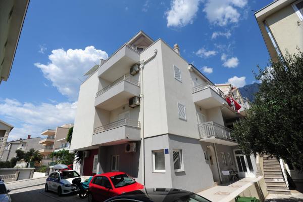 Apartments Knežević - Tučepi