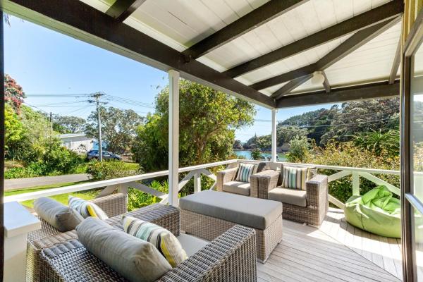 Drop Anchor At Enclosure Bay Beach By Waiheke Unlimited - 와이헤케 섬