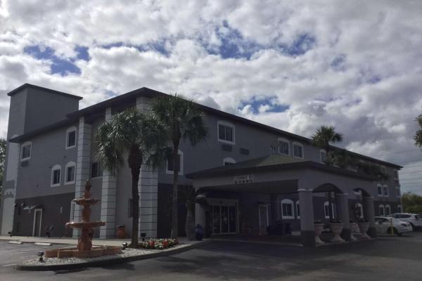 Days Inn & Suites By Wyndham Bonita Springs North Naples - Bonita Springs, FL