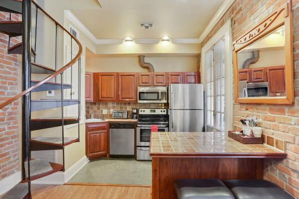 Grenoble House / Two Bedroom Suite + Pool Access - Louisiana