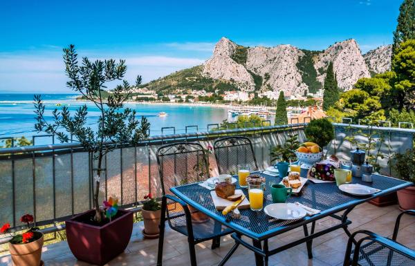 Cozy Apartments With Seafront Terraces - Omiš
