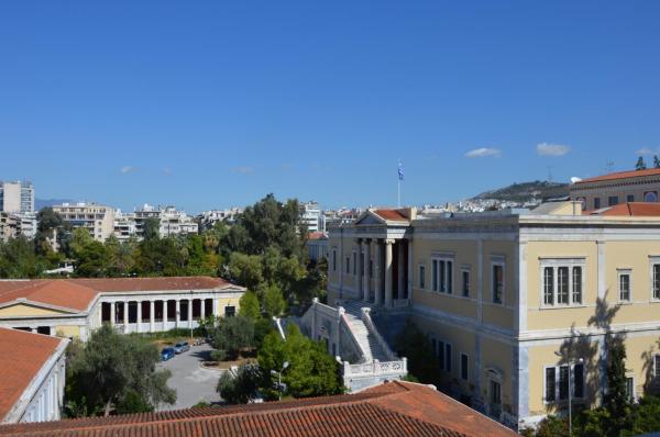 Retro Apartment At Trendy Exarcheia - Atenas
