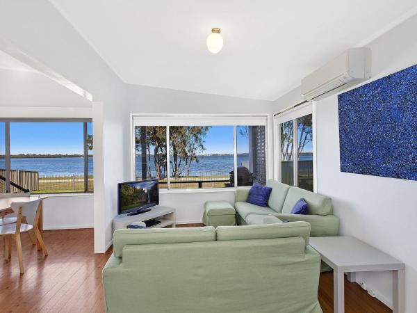 Lake Edge Cottage - Pet Friendly Accommodation - Budgewoi