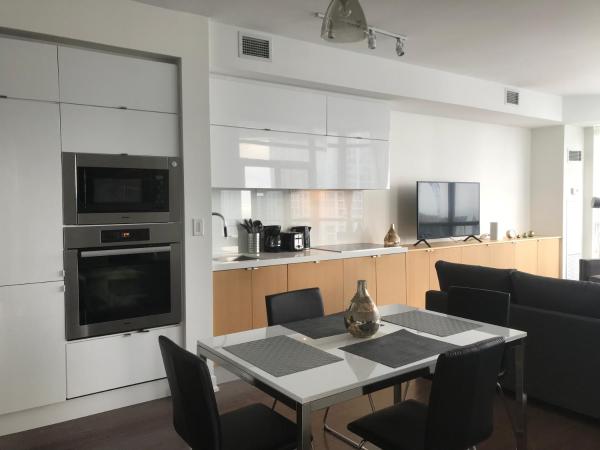 Toronto Downtown Luxurious Stylish 3 Bedroom 3 Bath 2 Balconies Near Rogers Centre Lakeview Condo -