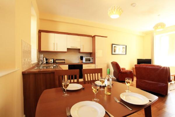 A 2 Bed Apartment That Sleeps 4 Guests In 2 Bedrooms - Kenmare