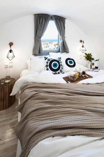 Pnoi Luxury Suites - Santorini