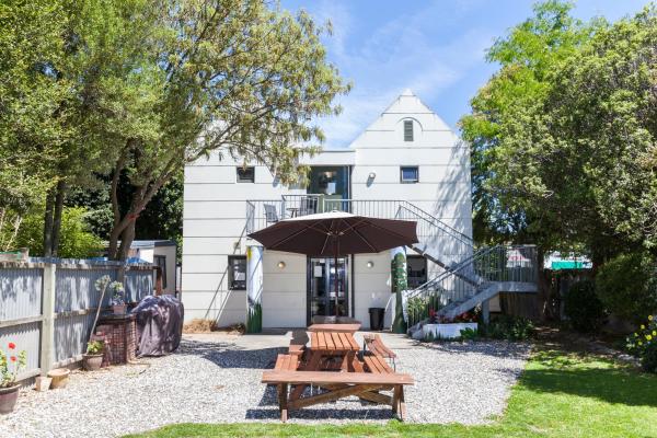 Around The World Backpackers - New Zealand