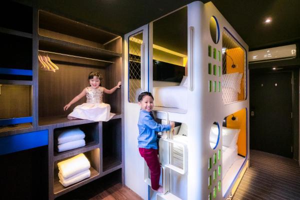 Chinatown (4 Queen Beds) Family Boutique Hotel - Clementi