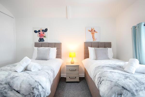 Parking, Smart Tv's In All Rooms, Central Location - Swansea