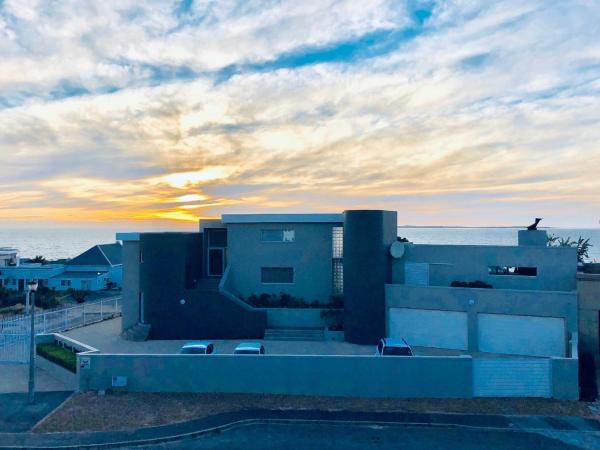 Small Bay Beach Suites - Cape Town