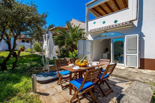 Apartments In Pinewood Near The Sea - Nerezine