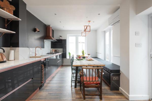 Courcy Road - 7 Bedroom - Sleeps Up To 22 - London, UK