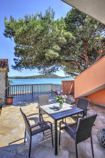 Apartment Ena 1 - Tisno